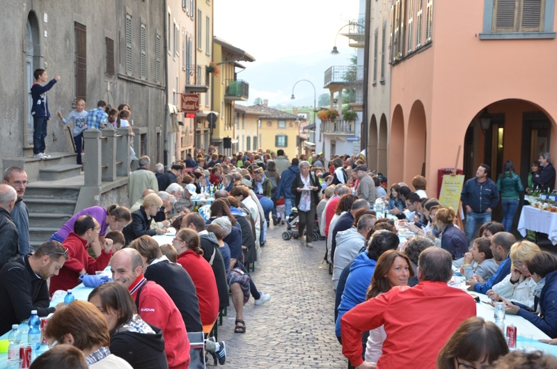 A Rovetta torna la mega tavolata per gustare i Bertù