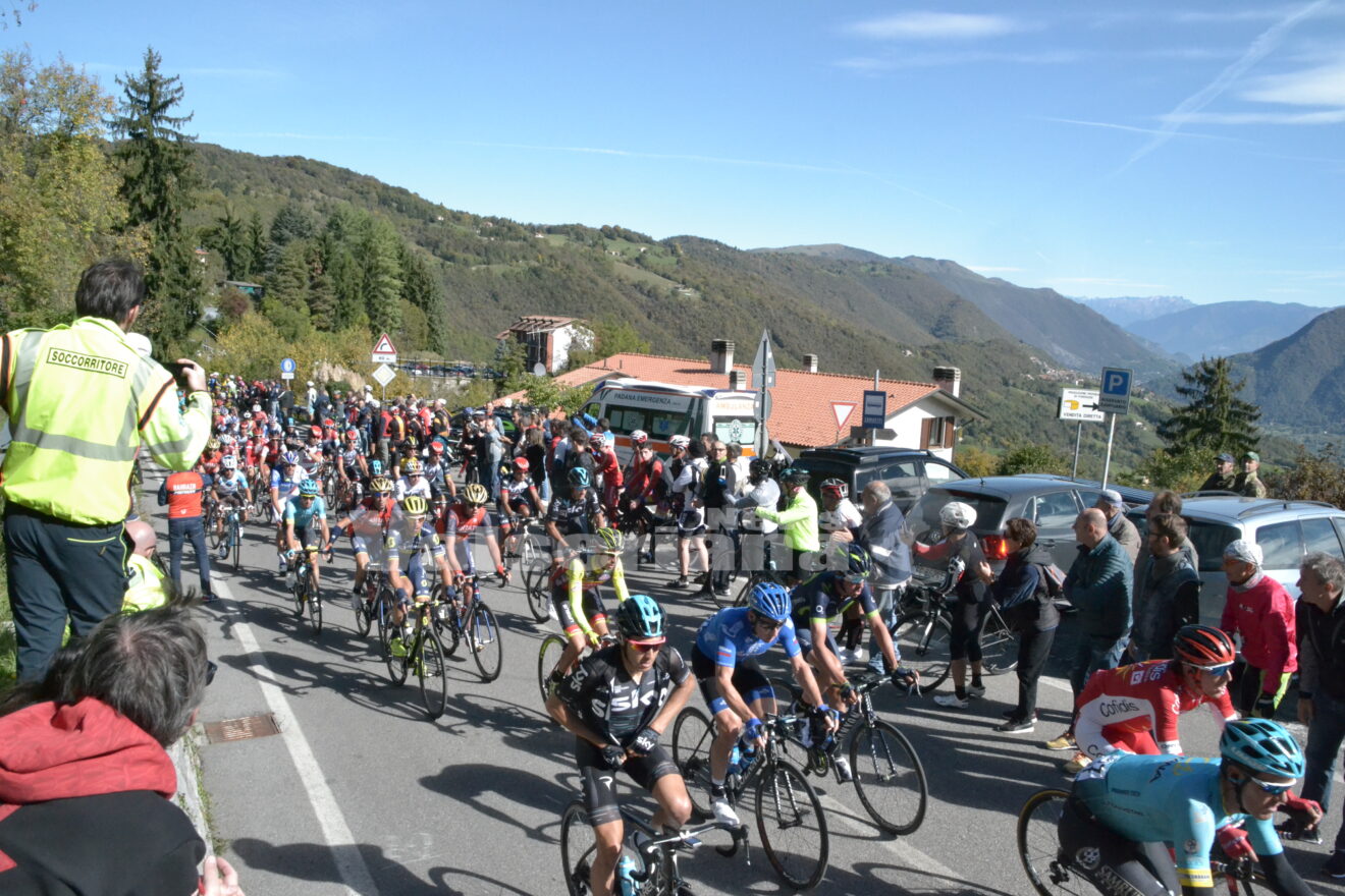 Ciclismo: Giro di Lombardia. Il passaggio al Colle Gallo - Foto e video