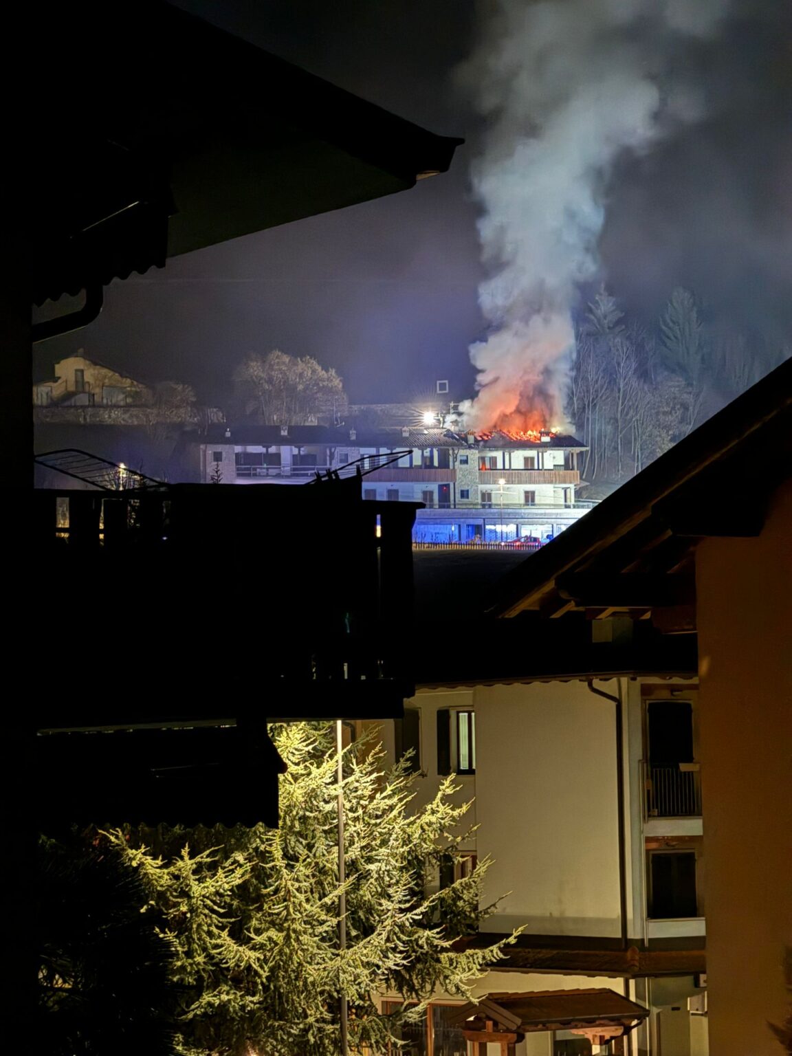 Incendio tetto a Villa d'Ogna, sul posto i Vigili del fuoco