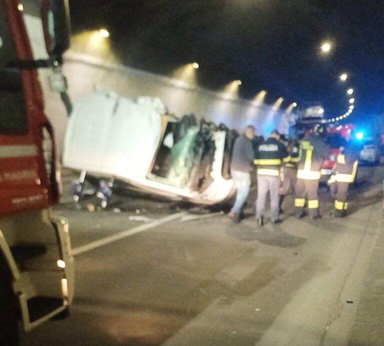 Incidente tra un furgone e un mezzo pesante in galleria ad Albino ...