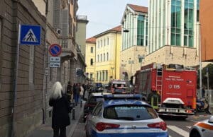 Uomo minaccia di darsi fuoco davanti al Tribunale di Bergamo: è salvo